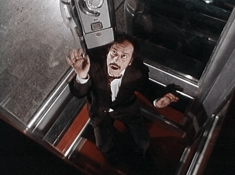 SHORT FILM: LA CABINA (THE TELEPHONE BOX) – The Other Cinema